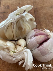 How to Tell if Garlic is Bad - CookThink
